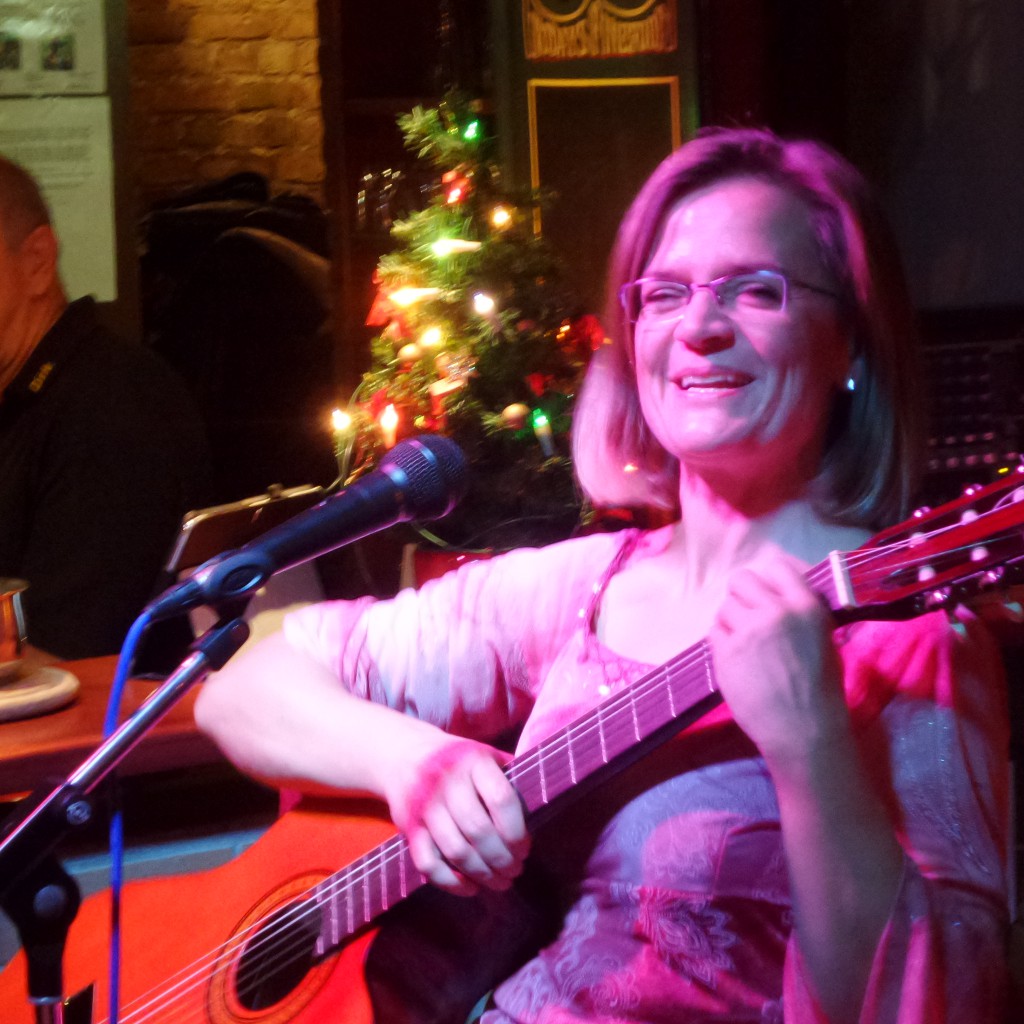 Gerhild im Keller – Die Bundesplatz-Kiezsängerin lädt in Berlin ...