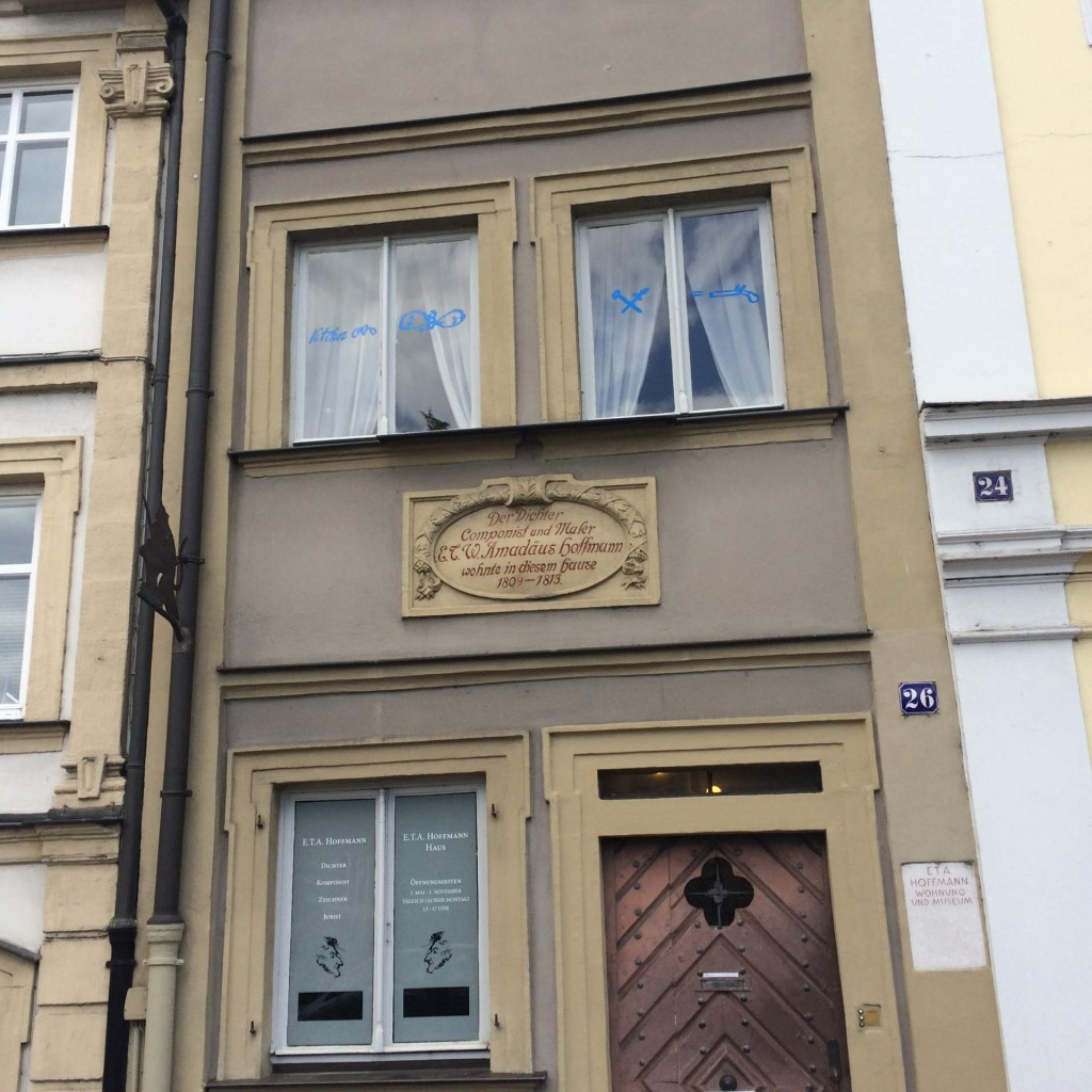 Auf zur Ausstellung "Maskerade mit E.T.A. Hoffmann" im Bamberger E.-T ...